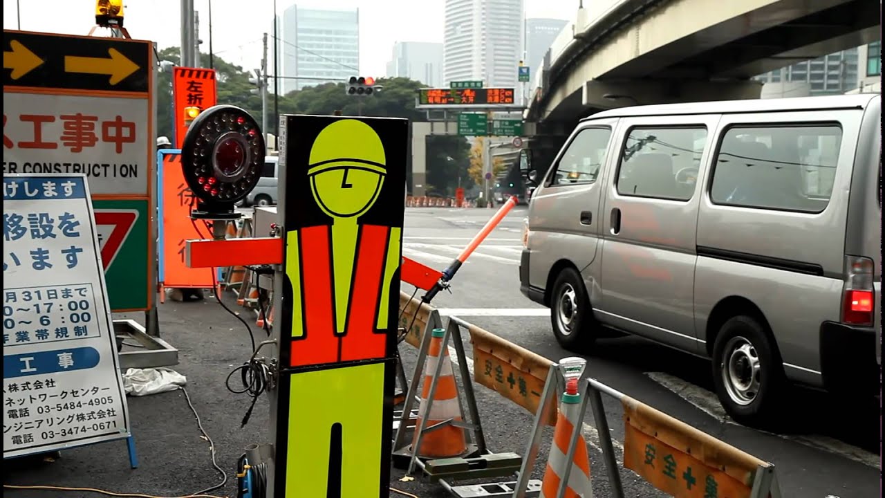Japanese Traffic Robot - YouTube