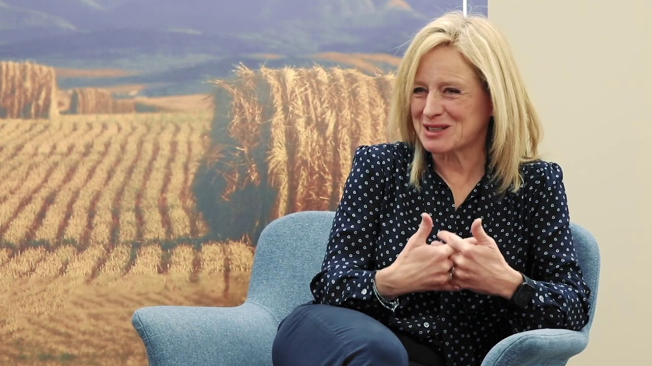 NDP leader Rachel Notley looks over the year that was 2020 - YouTube