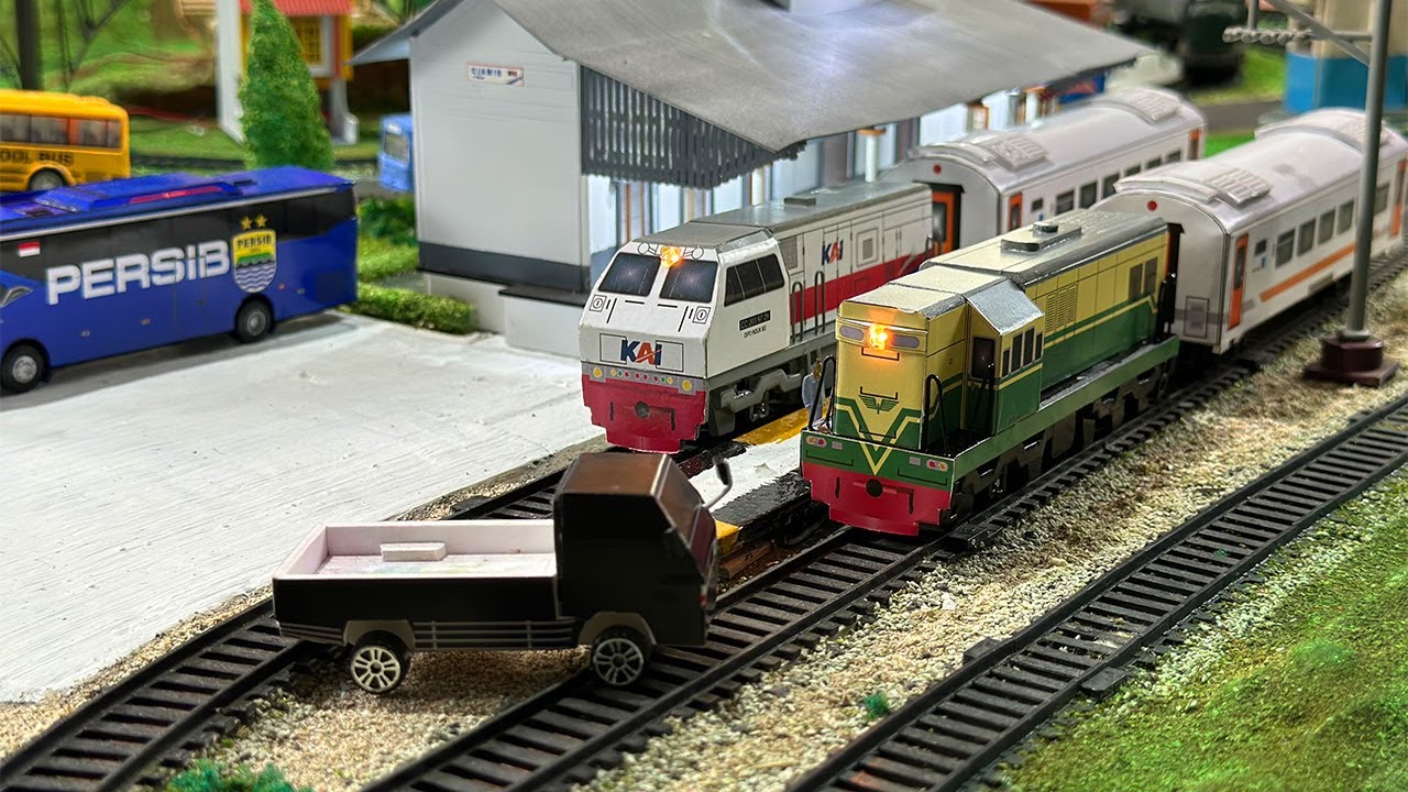 Unboxing dan Merakit Kereta Api BB200 Terbaru Langsung Rolling Menabrak ...