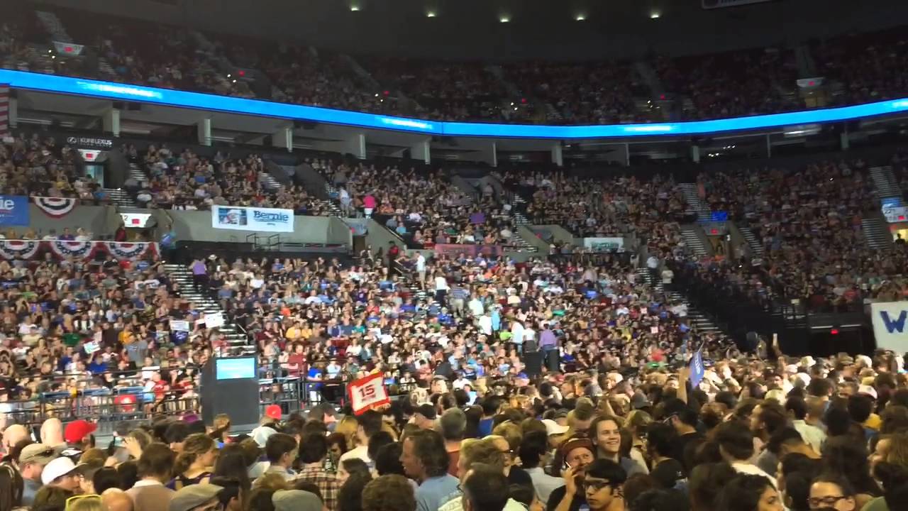 Packed Moda Center awaits Bernie Sanders - YouTube