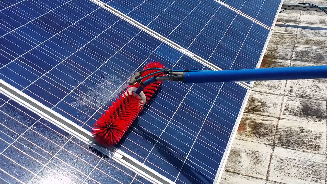 Καθαρισμός επαγγελματικού φωτοβολταϊκού σε κτίριο - YouTube
