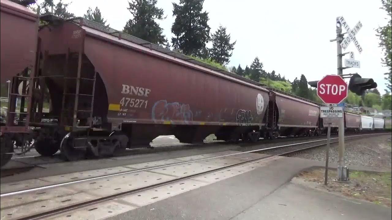 (Northbound) BNSF Grain Train passes through Sunnyside Beach Pedestrian Railroad Crossing. - YouTube