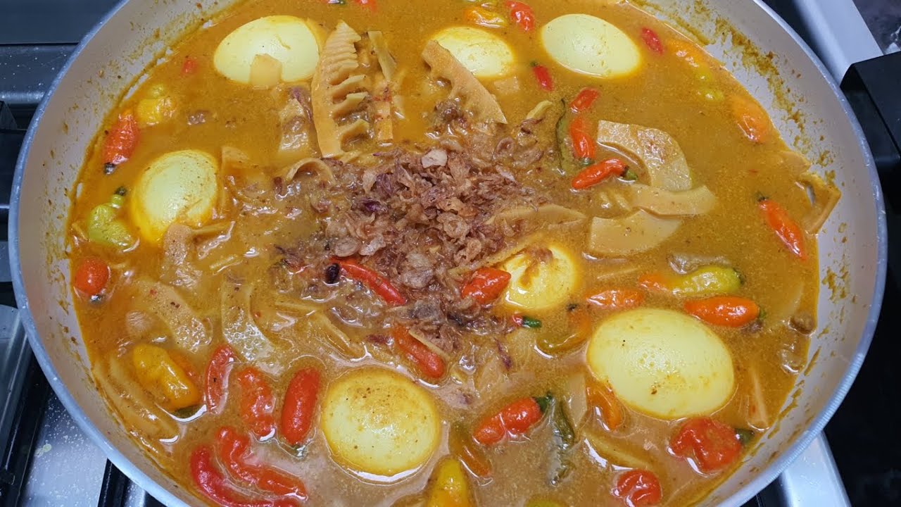 Sayur rebung yg laris manis cepat habis dimakan dgn kerupuk putih ...