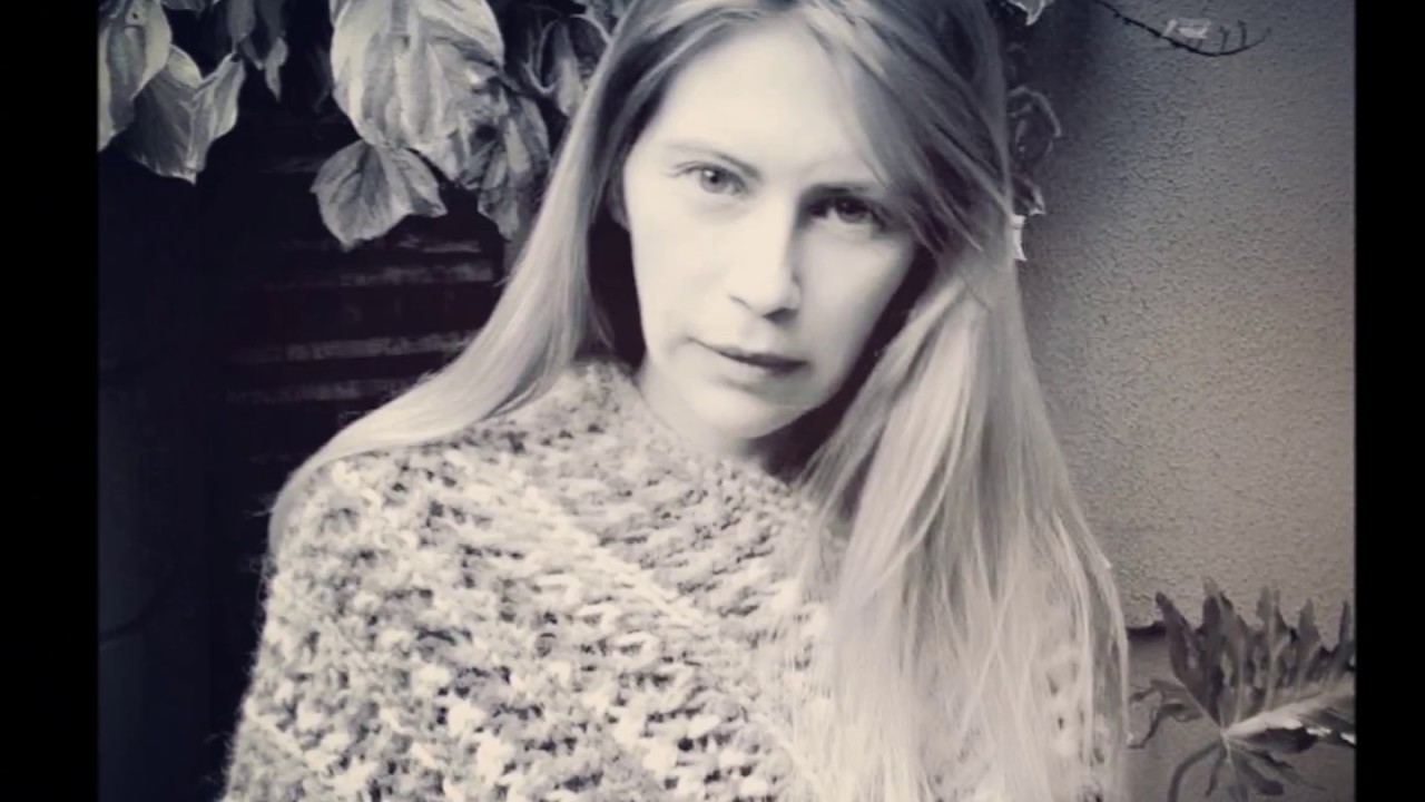 Entrevistamos a la escritora Zoe Ruíz - YouTube