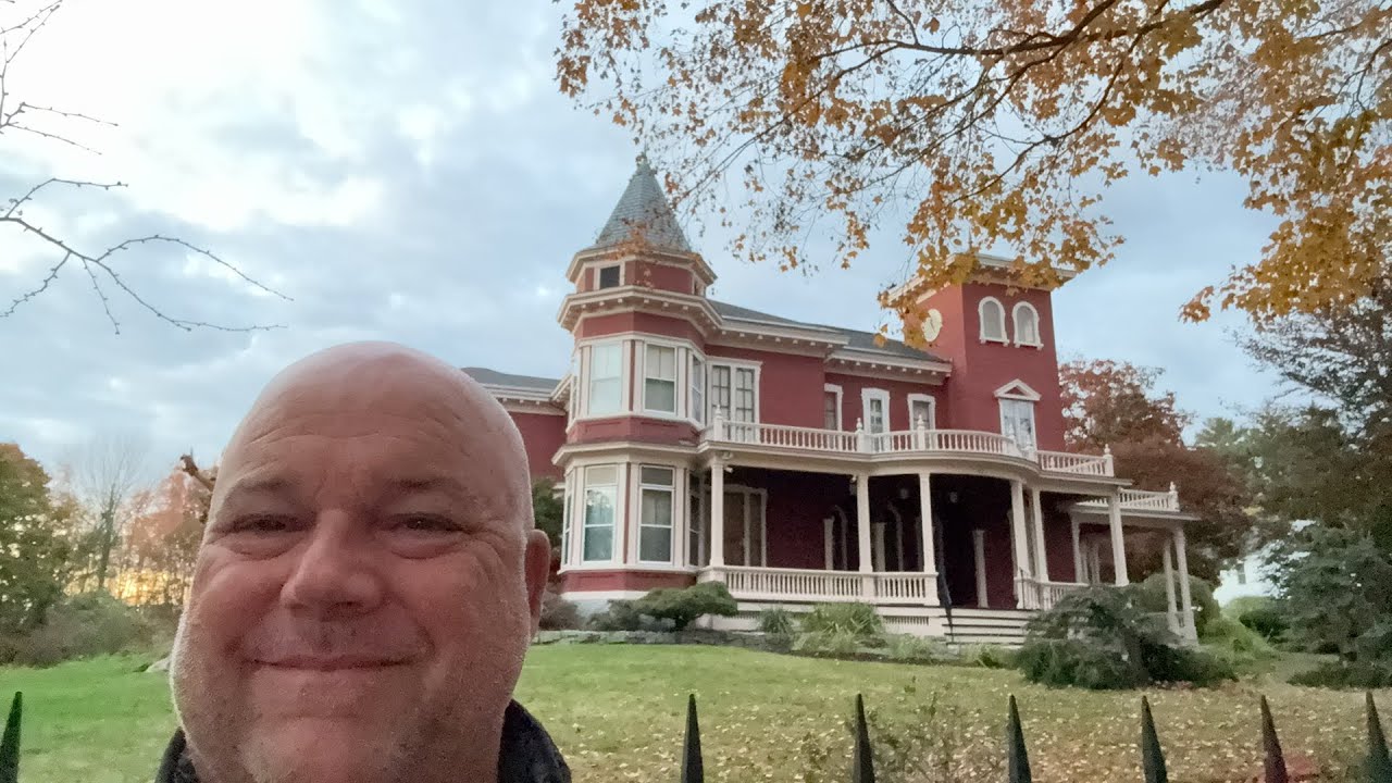 Harry Nutz is live!Stephen Kings totally haunted house - YouTube
