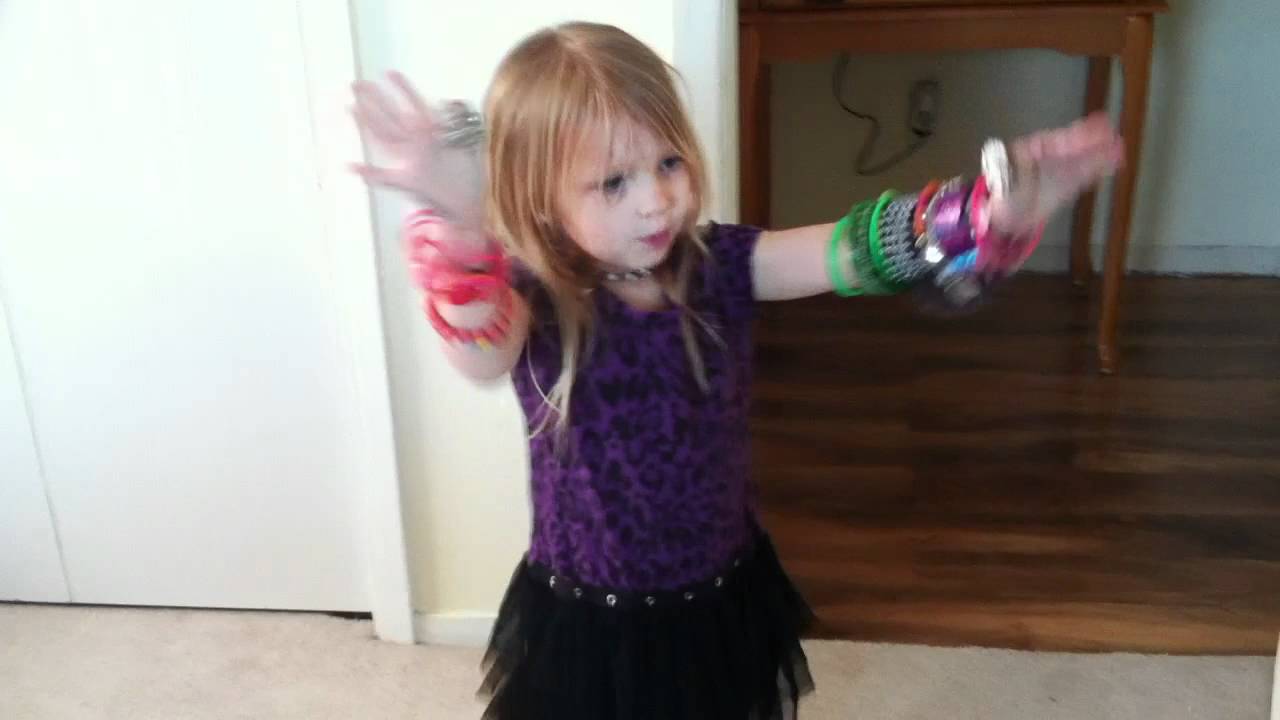 Hannah sings about how pretty she is - YouTube