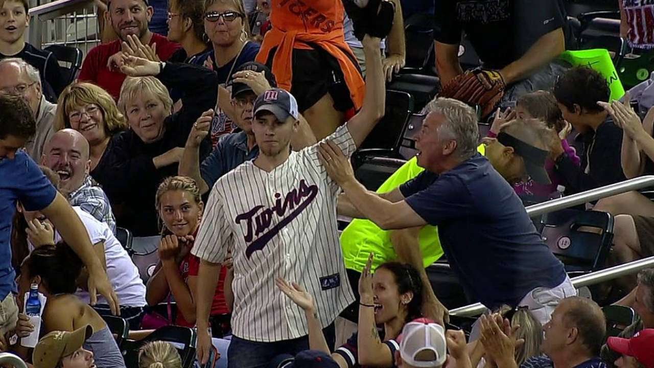 DET@MIN: Fan makes great catch on a line-drive foul - YouTube