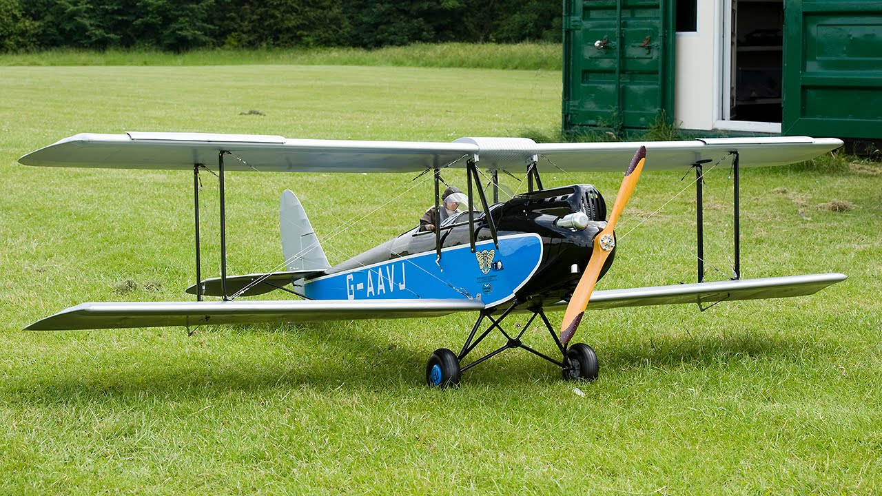 Brian Wilson's de Havilland Gypsy Moth 12-06-2014 - YouTube