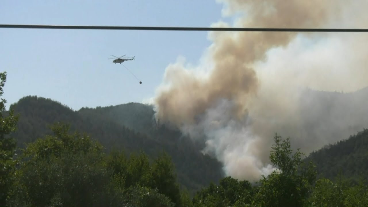 Ισχυρές δυνάμεις δίνουν τη μάχη με τις φλόγες στη Θάσο - YouTube