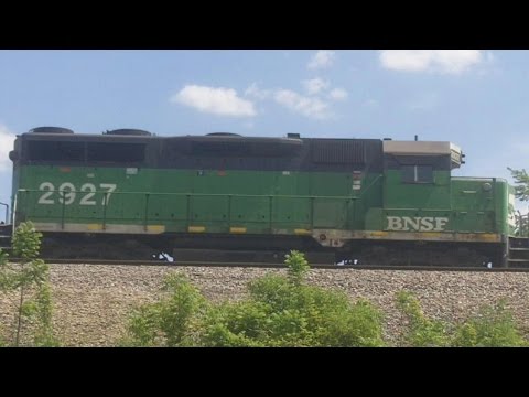 NS 1059- SD70ACe w/ Two Ex-BN Geeps! Galesburg, IL - YouTube