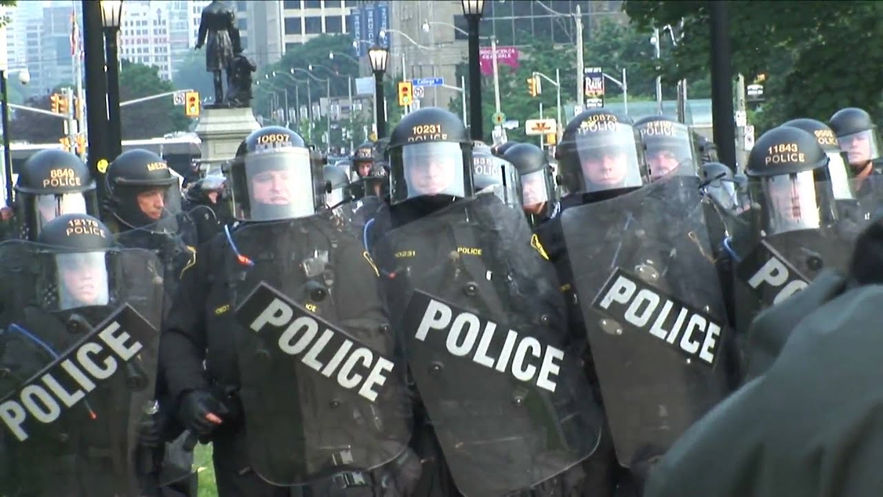 G20 Toronto, June 26, 2010: Police Snatch Squads in Queens Park - YouTube