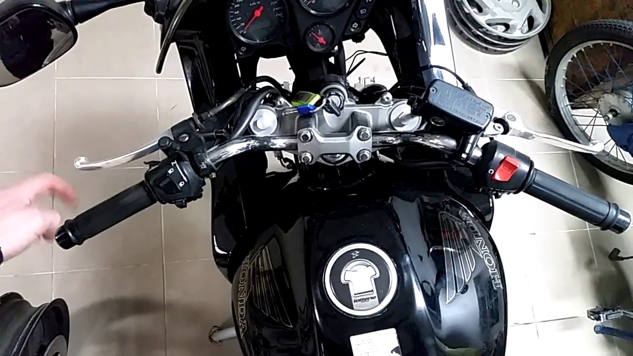 Symptoms of worn headstock bearings on Honda motorcycle - YouTube