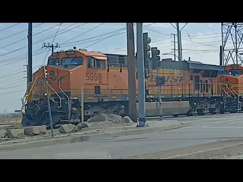 BNSF Railway GE ES4400AC Train 5969 - YouTube