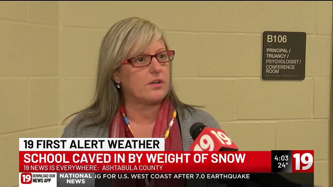 Roof on Lakeside High School in Ashtabula caves in due to snow - YouTube