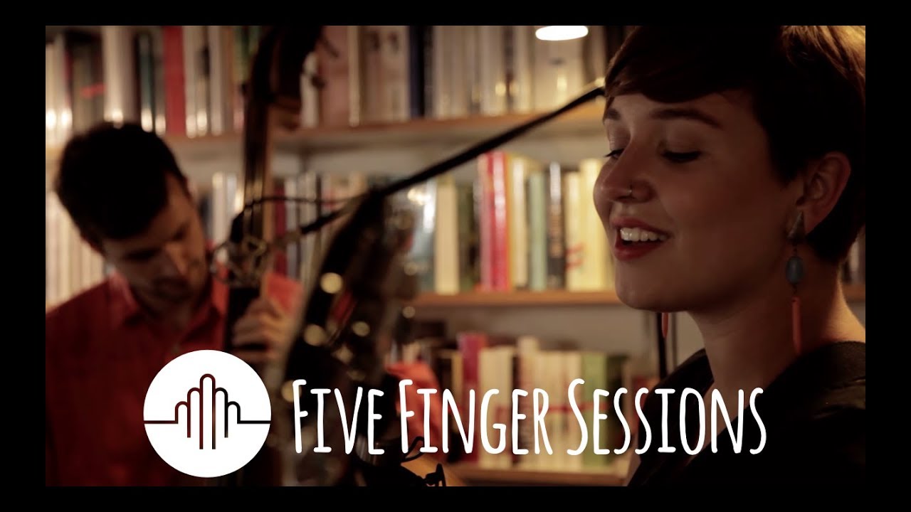 Luna&Lewis - Gravity | Five Finger Sessions - YouTube
