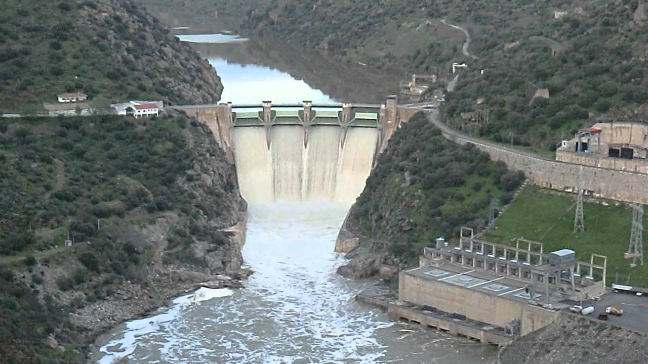 Presa Saucelle (compuertas abiertas 24-3-2013) - YouTube