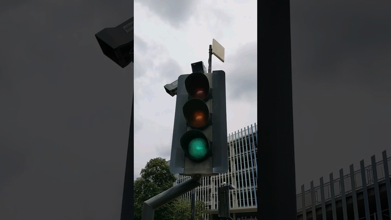 Siemens Mellor PUFFIN Crossing Traffic Lights - Hassett Street, Bedford ...
