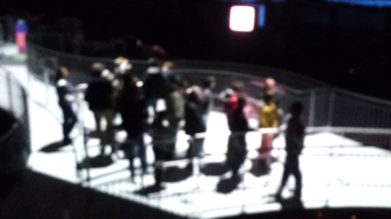 Futuroscope danse des robots - YouTube