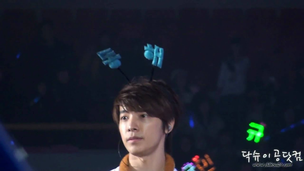 Cute kid Donghae with Clingy monkey - YouTube