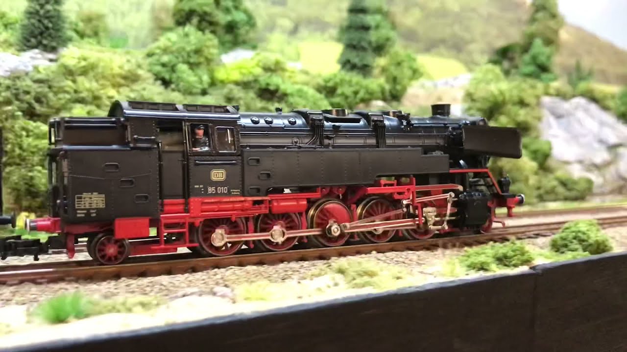 Trix BR 85 001, Märklin Hamo BR 85 010 kleine Rundfahrt - YouTube