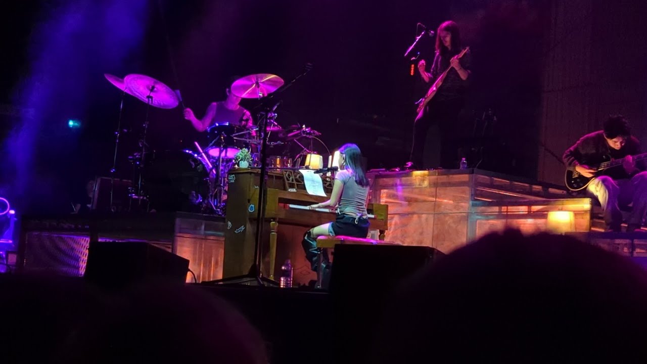 NIKI - Paths (Toronto Buzz World Tour) - YouTube
