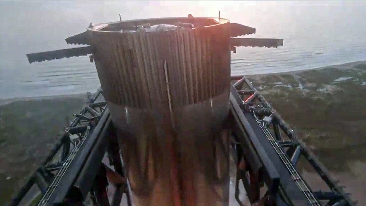 Mechazilla catching superheavy (regular stream + close up views) SpaceX ...