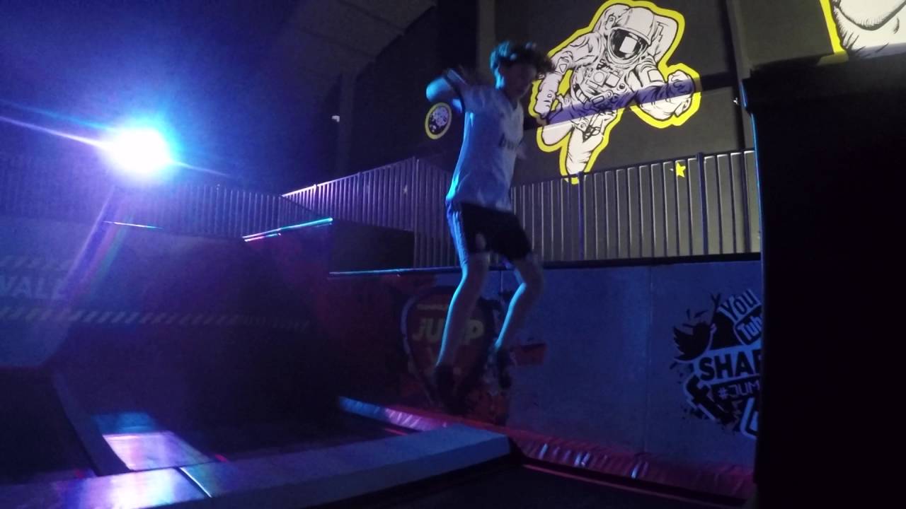 NIEUW TRAMPOLINE PARK JUMP XL TRICKS!!!!! - YouTube