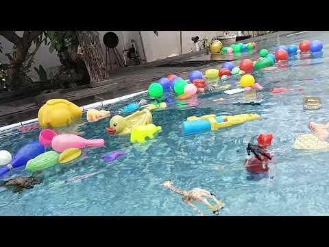 Amazing !! menemukan dan mengumpulkan banyak mainan di kolam renang