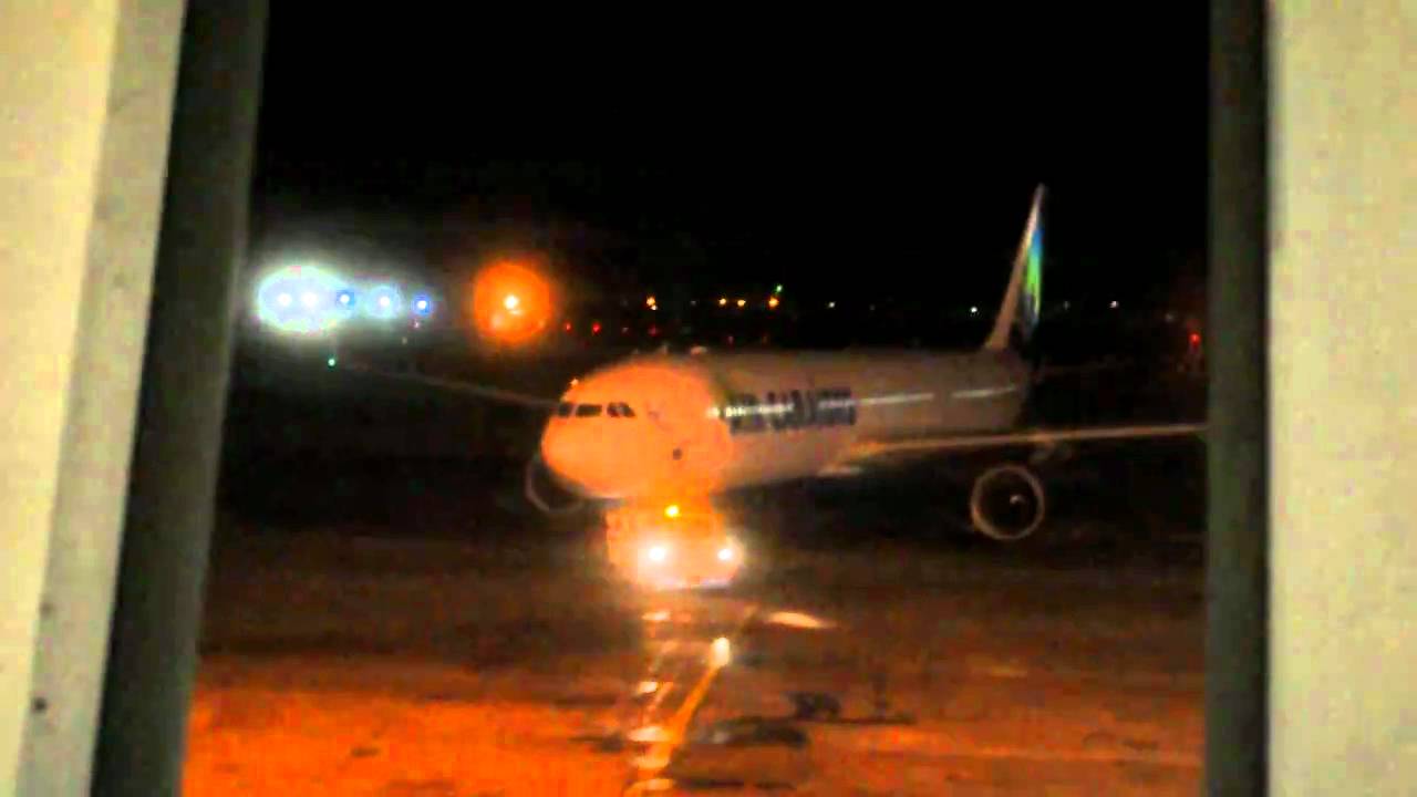 Push Back AIr Caraïbes In the night at Guadeloupe PTP - YouTube