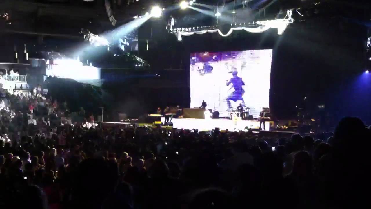 Akon performing "Nobody Wanna See Us Together" - YouTube