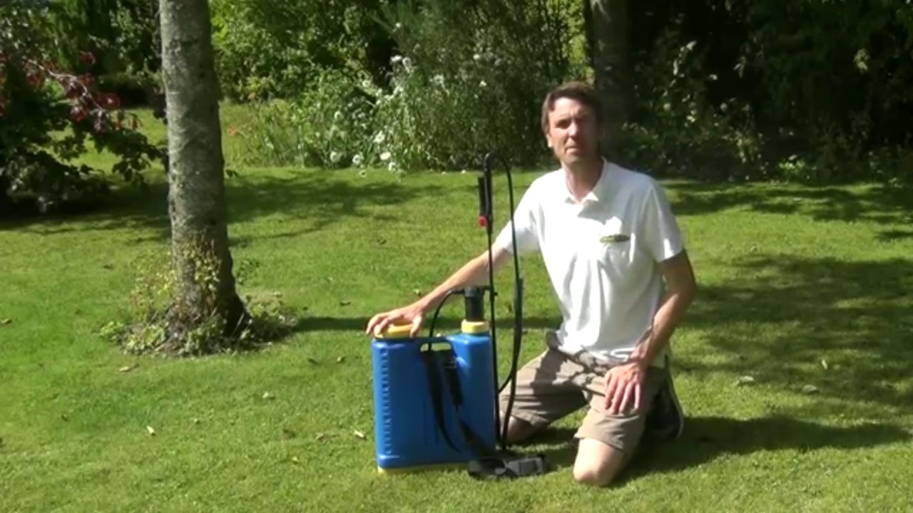 Conventional knapsack sprayer use in oil palm plantation - YouTube
