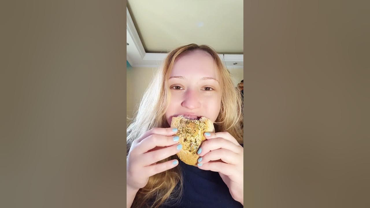 Comendo o pão #comer #comendo #delicia #pão #pãocaseiro #vegano #vegan #shorts - YouTube