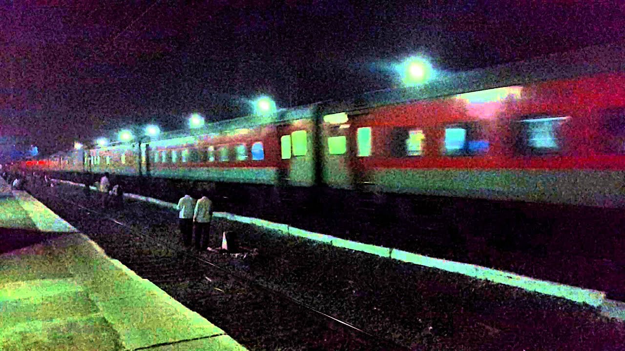 TRIVANDRUM RAJDHANI EXPRESS SPEEDING THROUGH DARK KOPAR STATION - YouTube