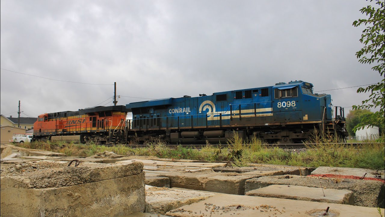 NS 8098 (Conrail heritage) idles with a BNSF GEVO in Rochelle - YouTube