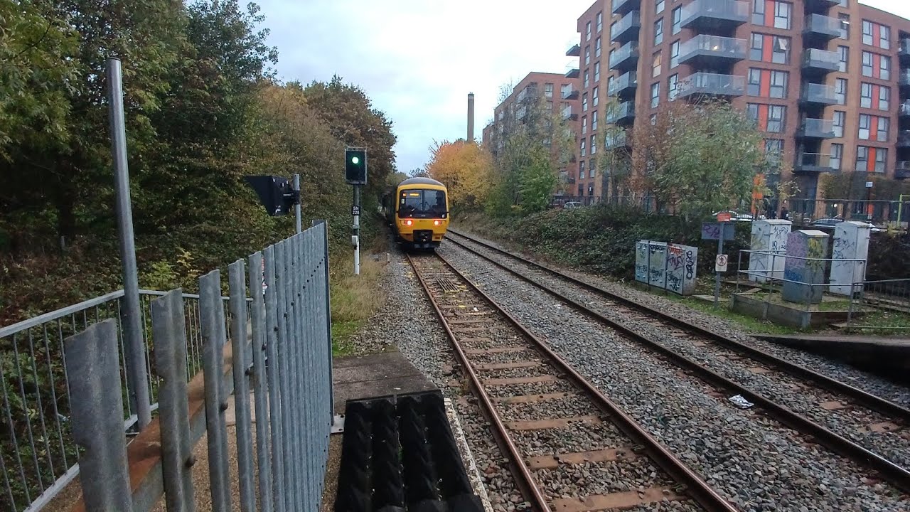 Rush Hour: Great Western Railway West Ealing Shuttle Class 165 ...