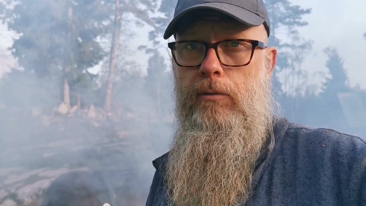 Röker en porchetta på old rusty smoker. Offset smoker. - YouTube