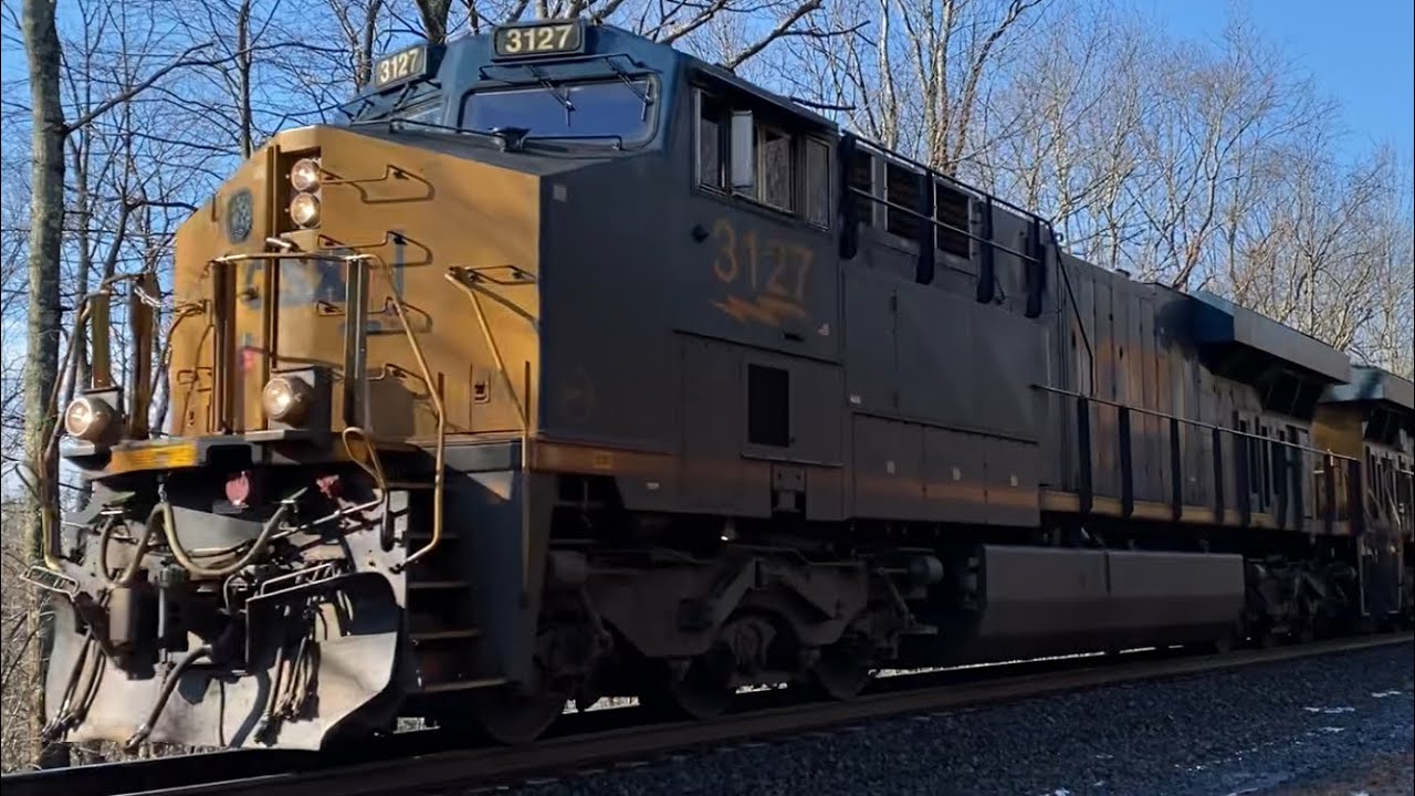 Long CSX I022 eases downgrade at CP56 with locomotives 3137 and 950 - YouTube