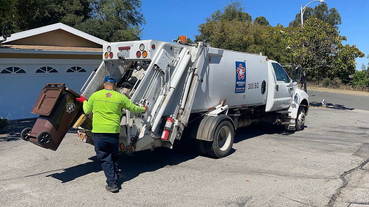 Ford F650 New Way Diamond Back Mini Rear Load Garbage Truck - YouTube