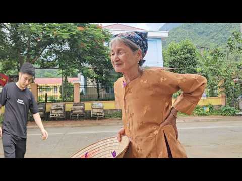 The old woman missed Tập very much, so she went to look for him.