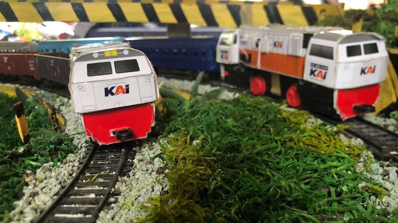 Drama 2 Kereta Api CC206 Membawa Gerbong Panjang dan Anjlok || Mainan ...