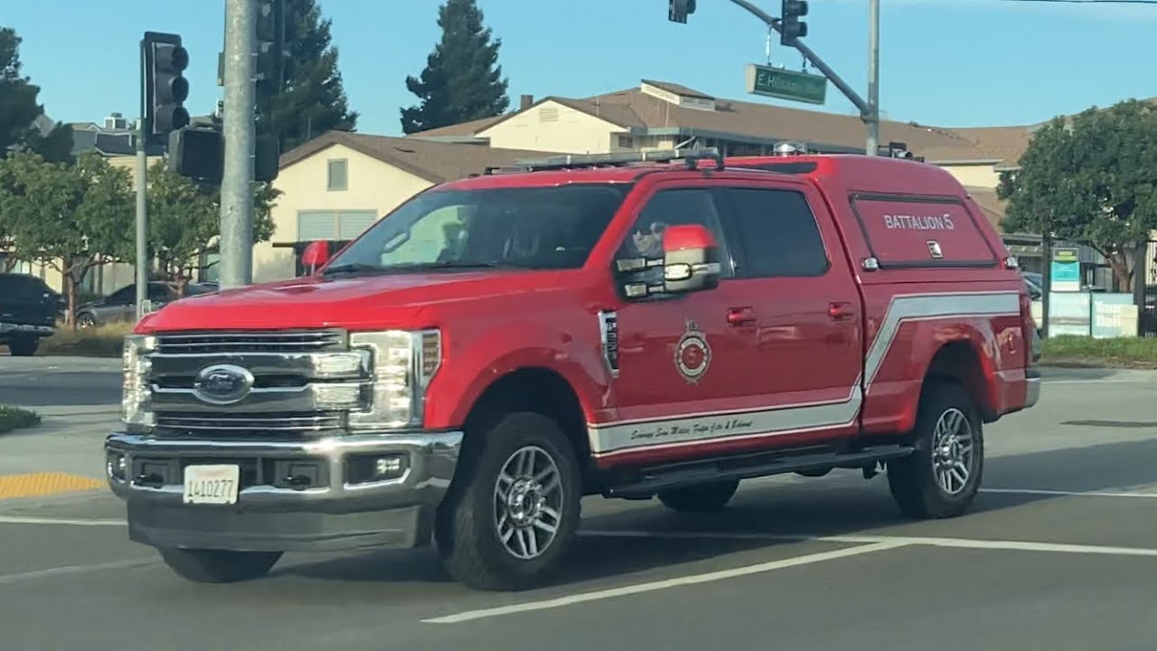 Battalion Chief Fire Truck Driving Fast - YouTube