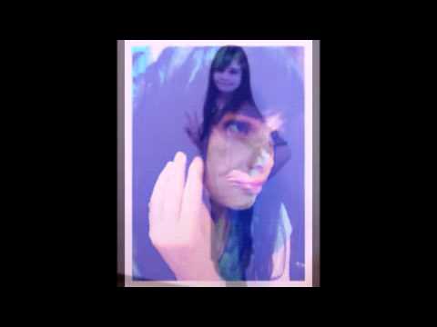 Селена Гомес и девушка очень похожая на неё класс