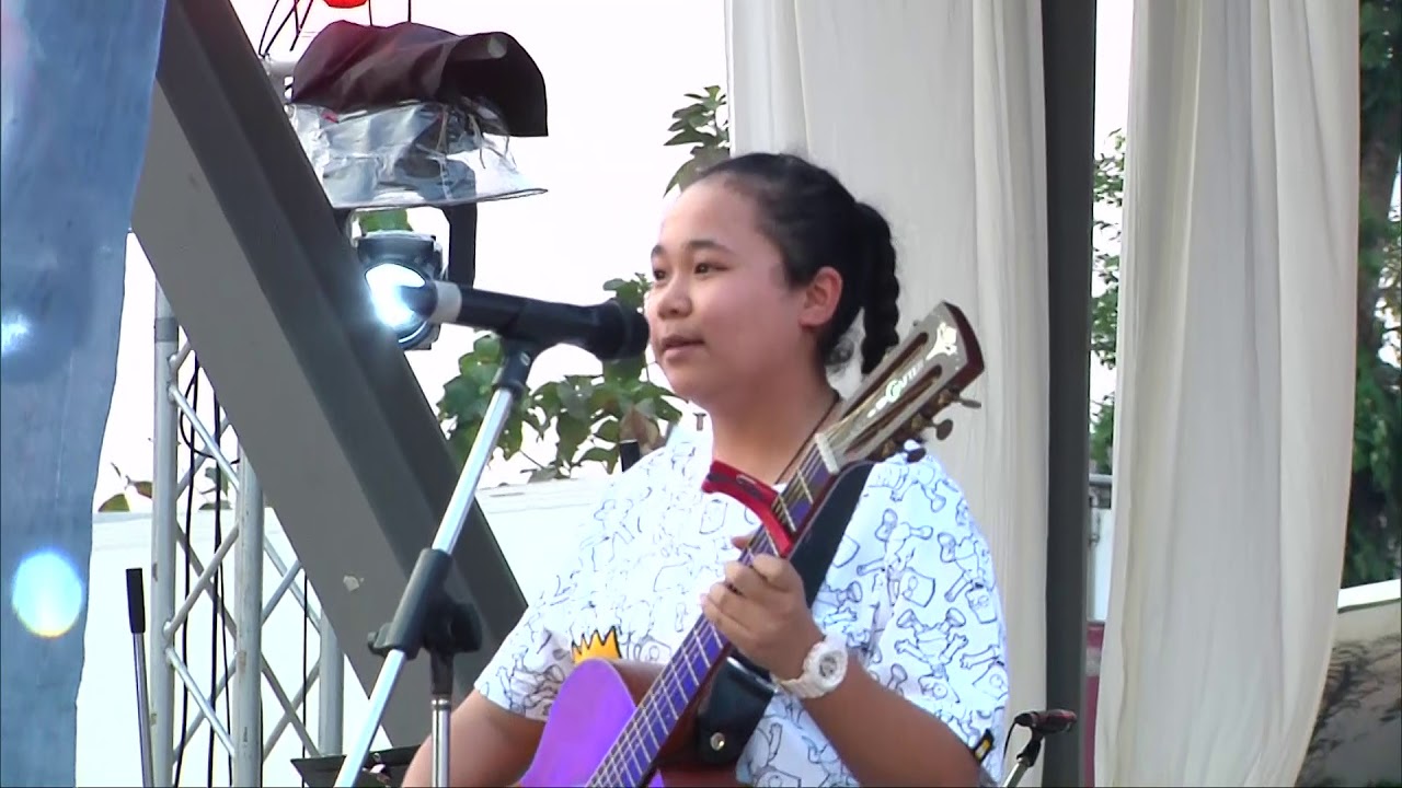 การแสดงโชว์กีต้าร์น้องลูกศร+น้องฟ้า happy home music live in สุขกลาง ...