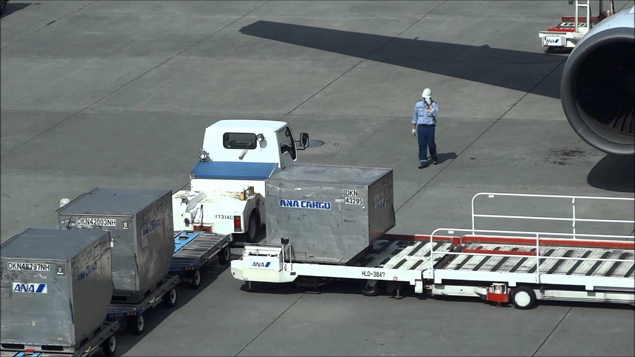 新千歳空港 ANA CARGO コンテナ積載作業風景 - YouTube