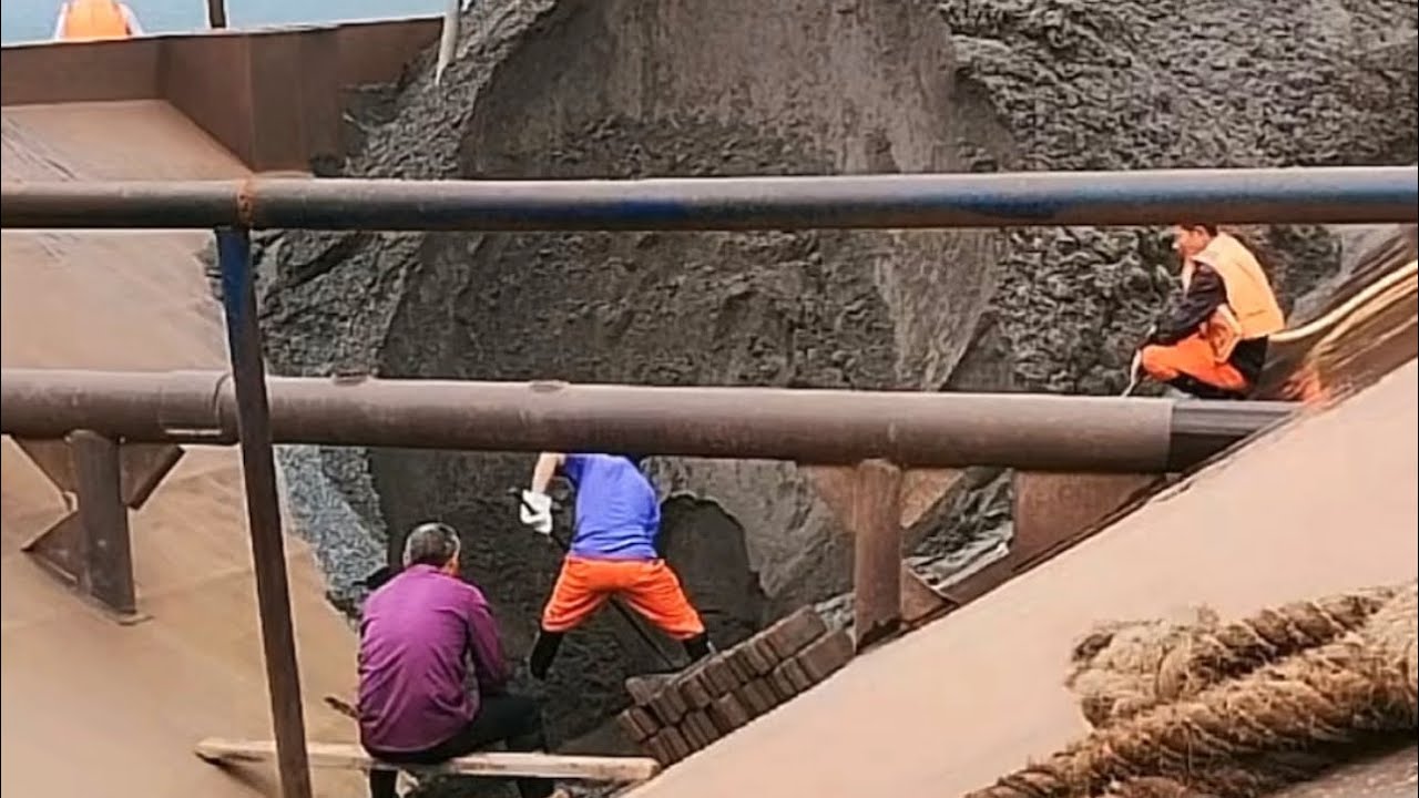 Barge unloads 2800 tons of alluvial sand - The flow of sand is amazing ...