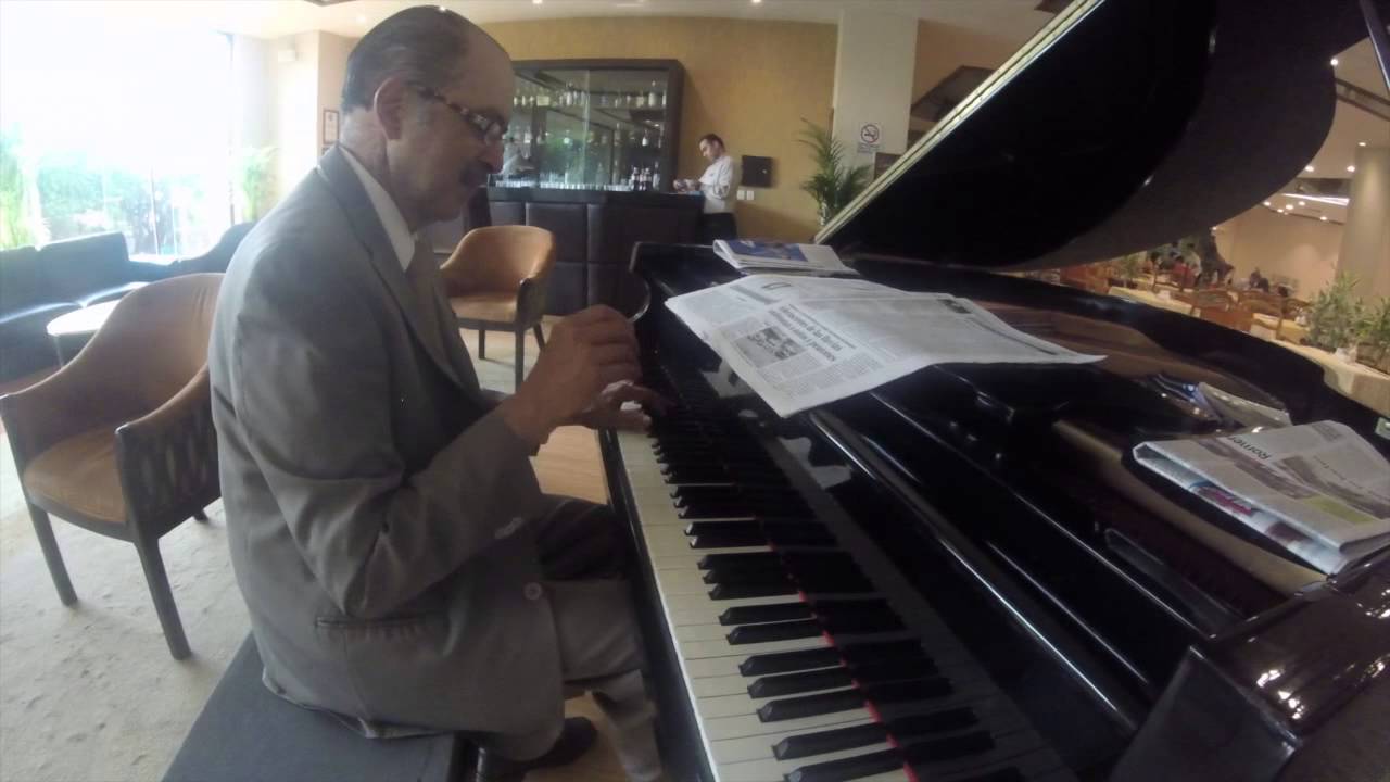 Frenesí del compositor mexicano Alberto Domínguez Borrás a piano - YouTube