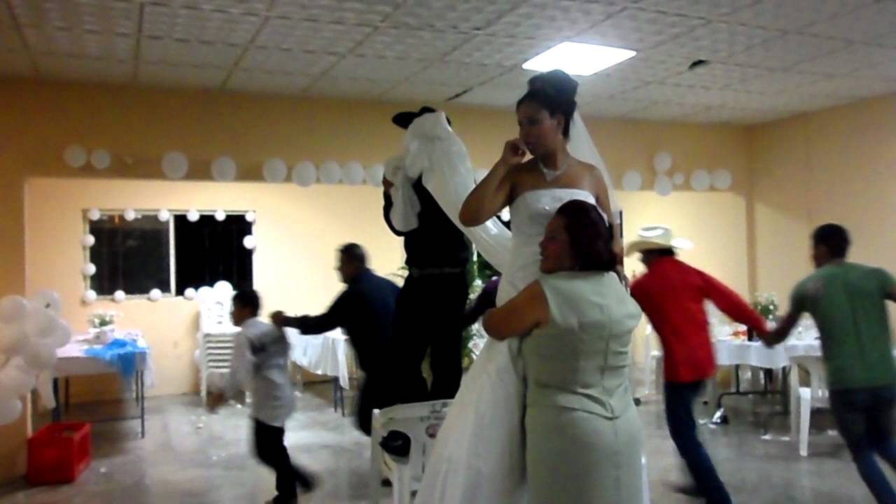 Vibora de la mar, boda de Elsa e Irving - YouTube