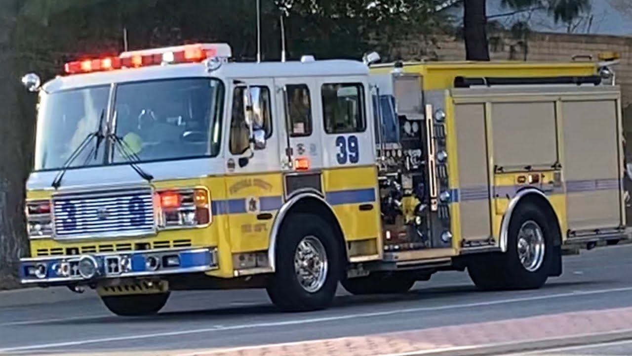 *SCREAMING* VCFD Engine 39 responding - YouTube