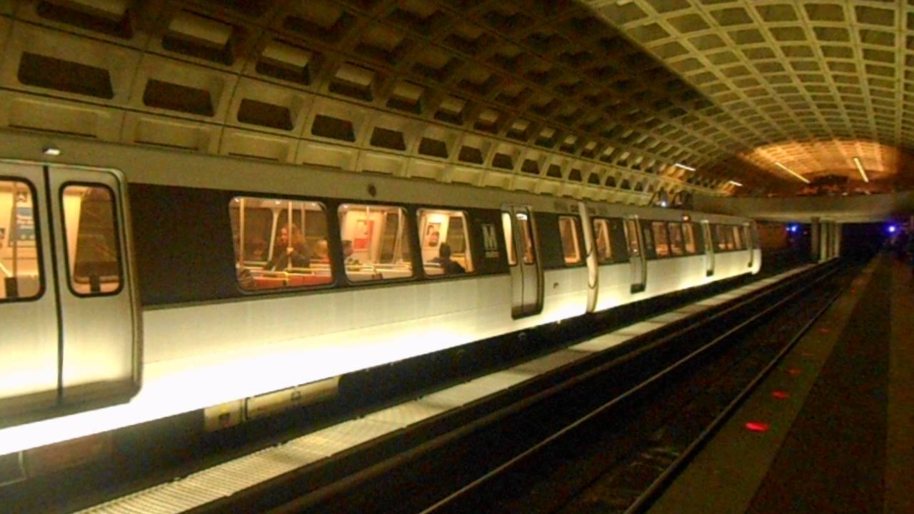 DC Metro (WMATA): Largo Town Center bound 6 cars Blue line train at ...