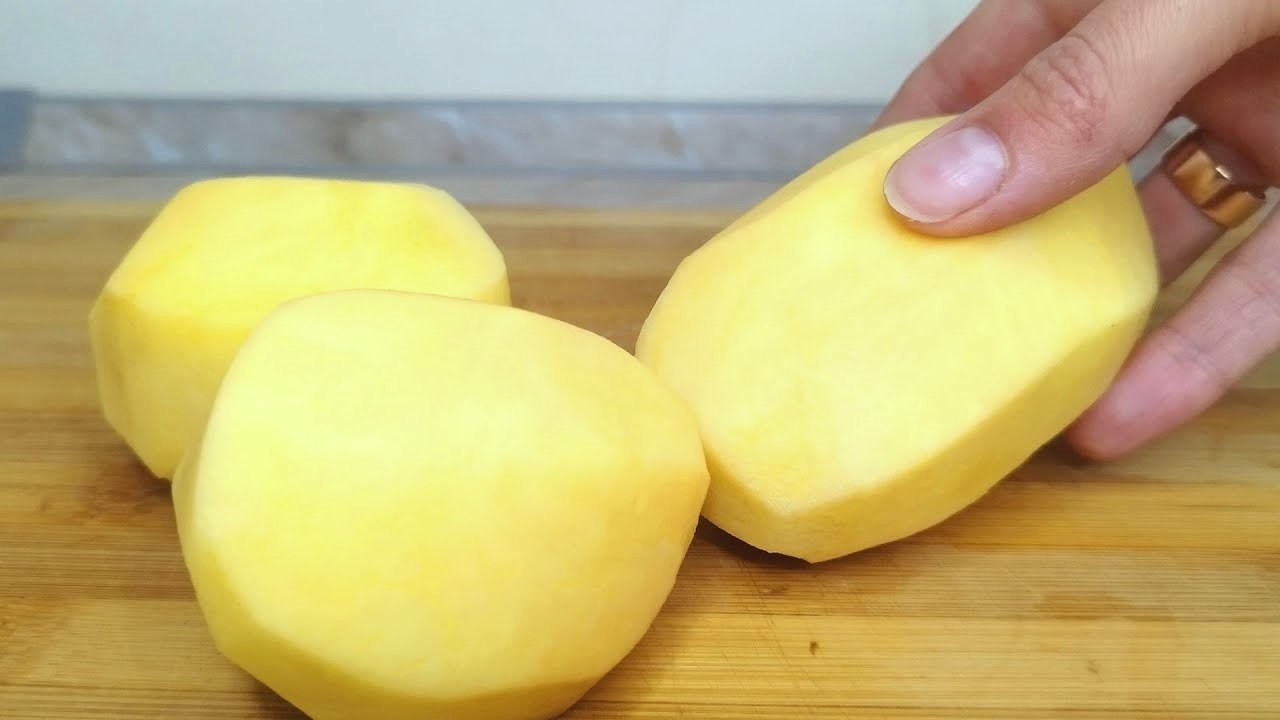 Es ist so lecker Ich reibe einfach Kartoffeln, Zwiebeln und füge ein Ei ...